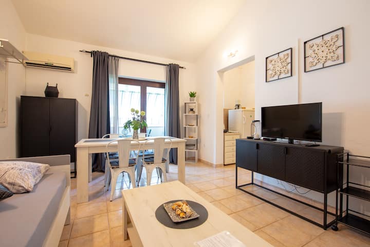 Ela - Charming 4 Person App Just By The Sea - Novalja