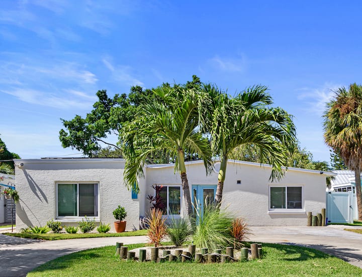 Quiet And Cozy ~ Walk To The Beach! - Madeira Beach, FL