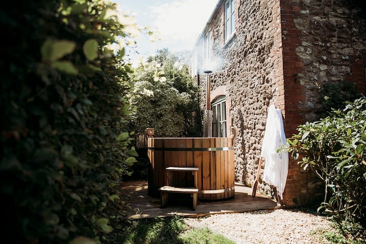 Cosy Cottage With Stunning Views And Hot Tub - Glastonbury