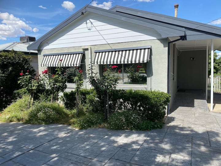 Appealing 3 Bedroom House On A Leafy Street - Wagga Wagga