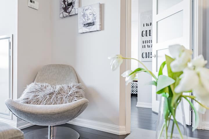 Luxury Condo W/stunning Lake Views In King West - Toronto, ON