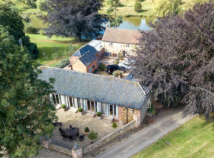 2 Lodges | Sleeps 18 | Near Belvoir Castle - Leicestershire