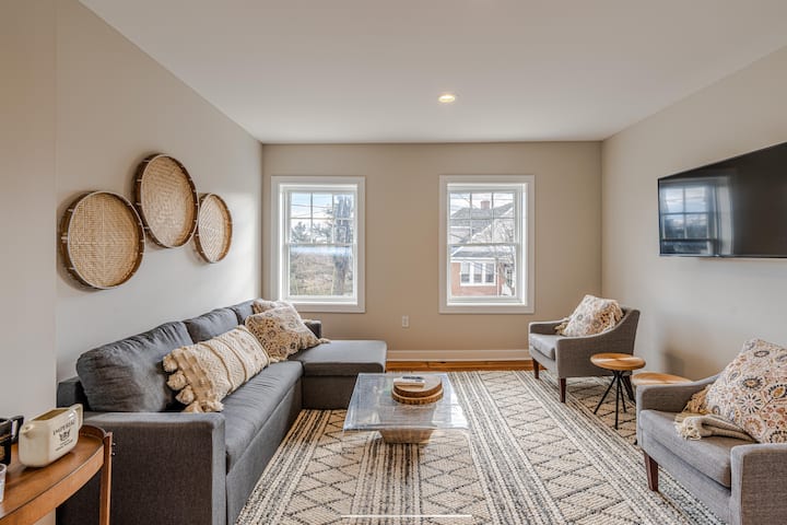 Charming Historic Downtown Apartment…the Fox’s Den - Frederick, MD