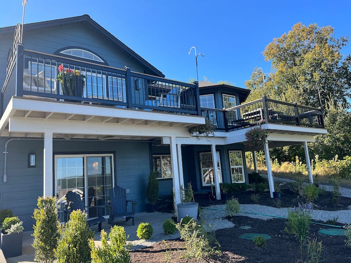 Harbor Vista On Par- With Hot Tub - Camano Island, WA