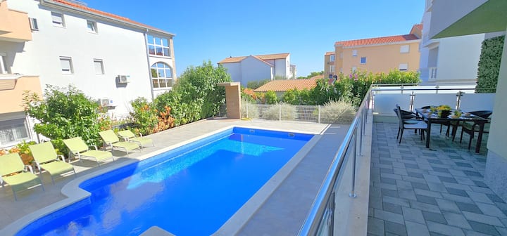 Spacious Ground Floor Apartment With 36 Sq M Pool - Okrug Gornji