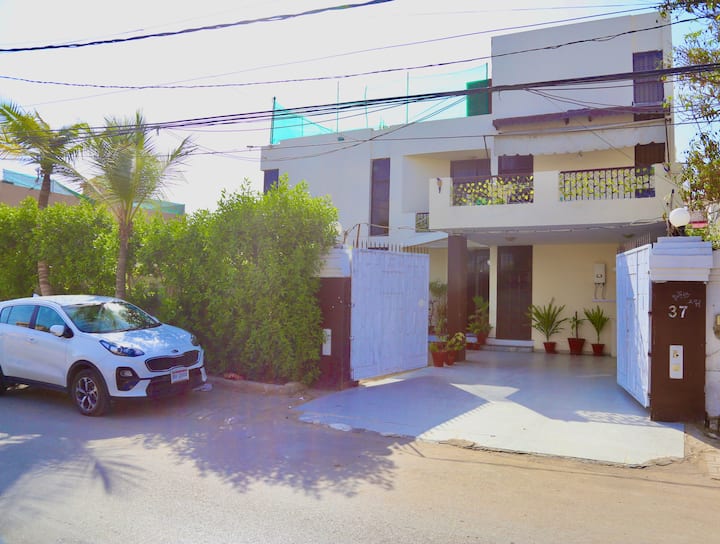 Luxurious & Elegant  Home (600yd) With Roof Garden - Karachi