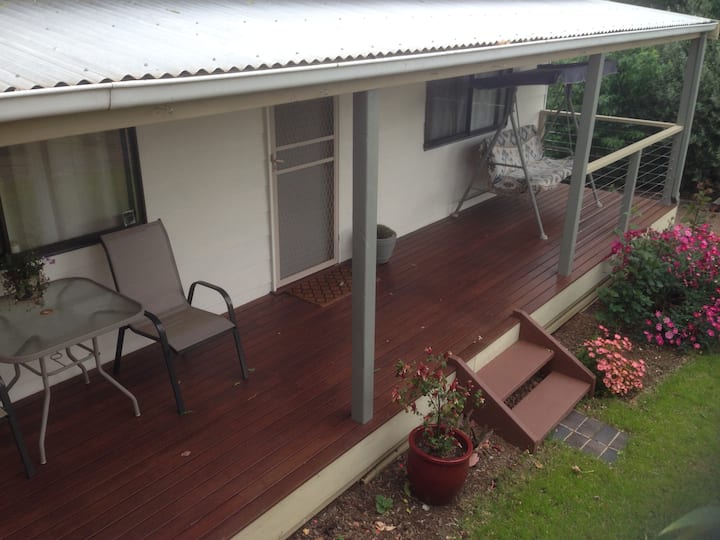 Alexanders Comfy Two Room Bungalow - Castlemaine