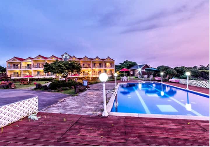 허브인_35평오션로얄,복층형투룸(더블2+욕실2),먼바다전망,여름야외수영장,바베큐장,셀프조식 - Jeju-si