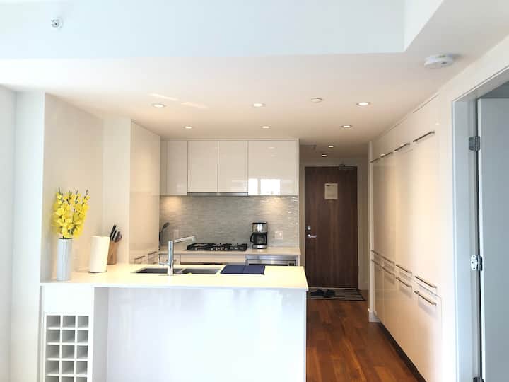 Luxury Downtown Apartment With Underground Parking - Calgary