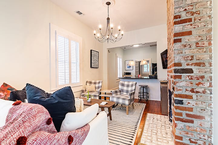 Adorable Home Two Blocks From Forsyth Park - Savannah, GA
