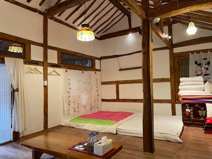 ‘은행나무한옥’ 의 큰방과 다락 - South Korea