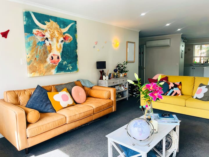 Discover Port Hills With This Beauty + Breakfast! - Lyttelton