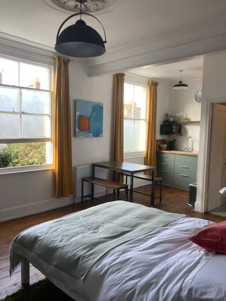Self Contained Studio Flat Southville - Bristol Airport (BRS)