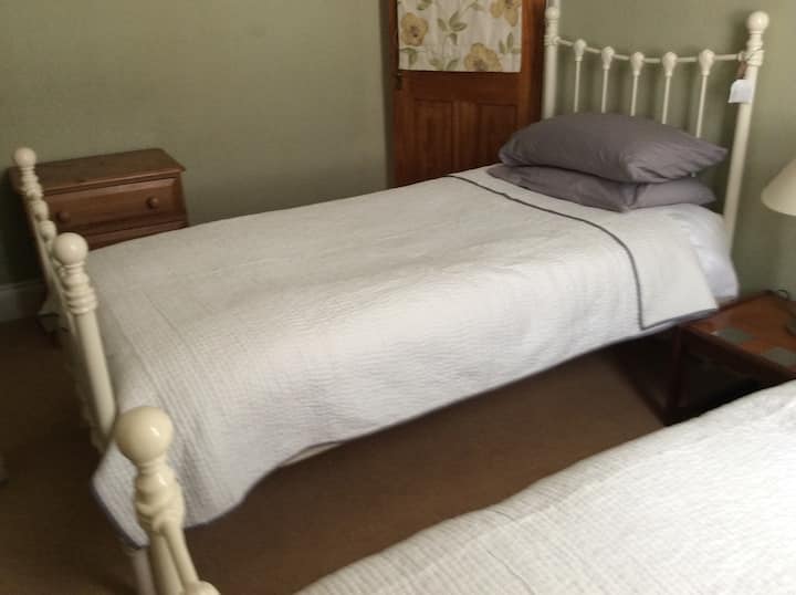 One Twin Bedded & One Single Room Private Bathroom - 格拉斯頓伯里