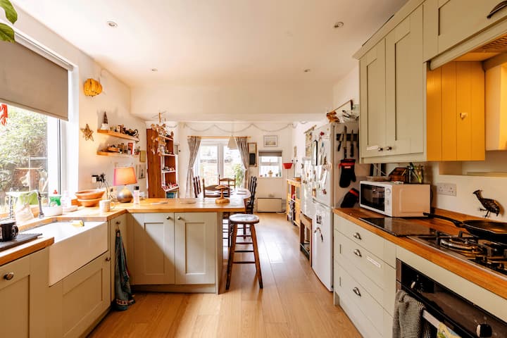 Very Central Cardiff - Peaceful Cosy Attic Room. - Cardiff