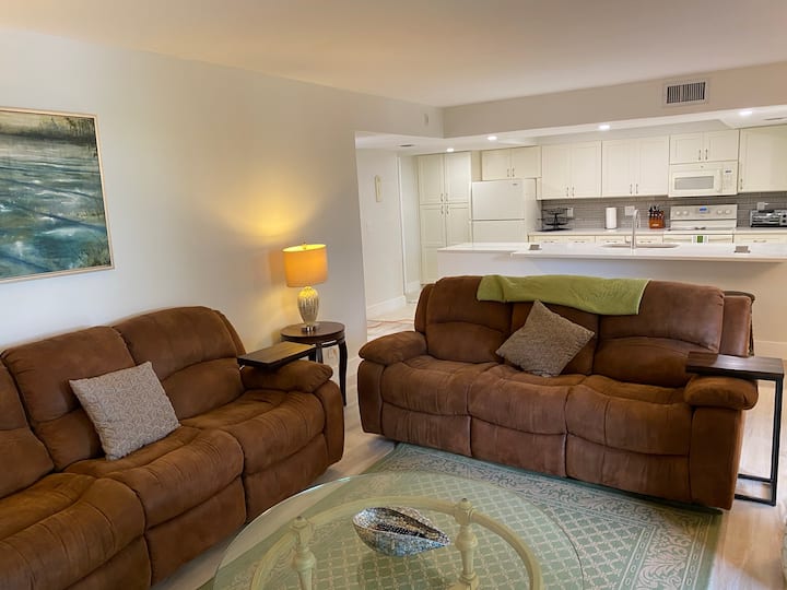 Beach Town, 2bed/2bath, Security, Laundry & Peace! - Delray Beach, FL