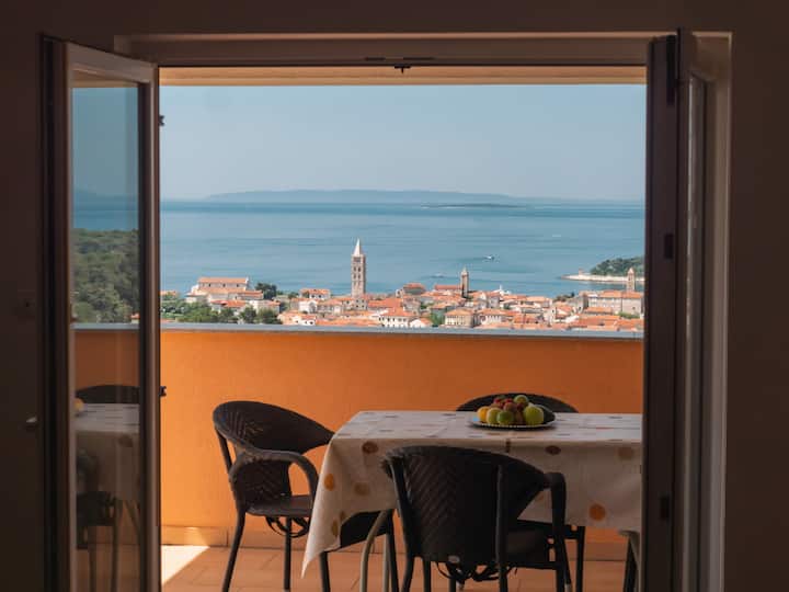 Breathtaking Panorama: Old Town, Sea, Islands 3br - Rab