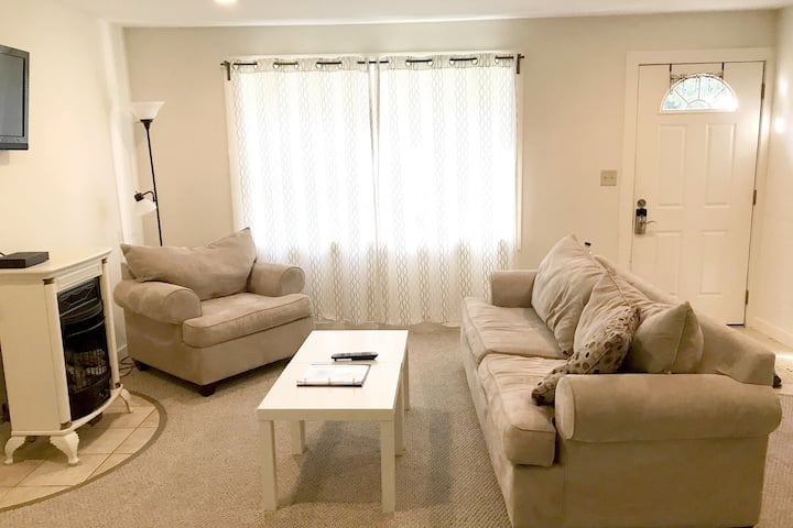 Comfy Modern ★ Convenient Location ★ 2br Queen Bed - Stockbridge, MA