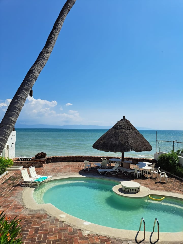 Beachfront Condo, Great Location 4bdr/3ba Sleeps 9 - Bucerías