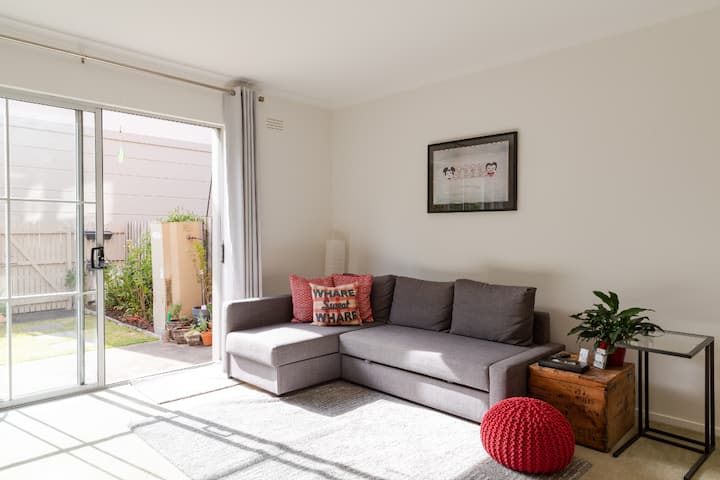 Tranquil Townhouse- Spacious Room, Parking & Pool - Melbourne