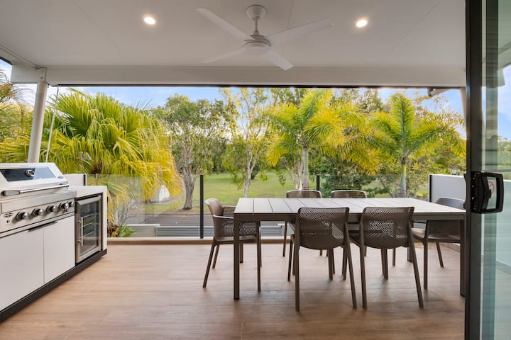 Deluxe Noosa Home - Pool, Walk To River & Beach - Noosaville