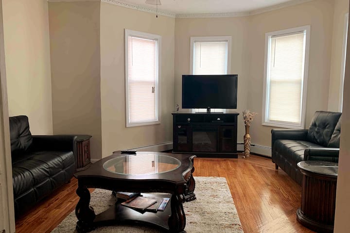 Charming 2br | Heart Of Providence | Free Parking - Providence, RI