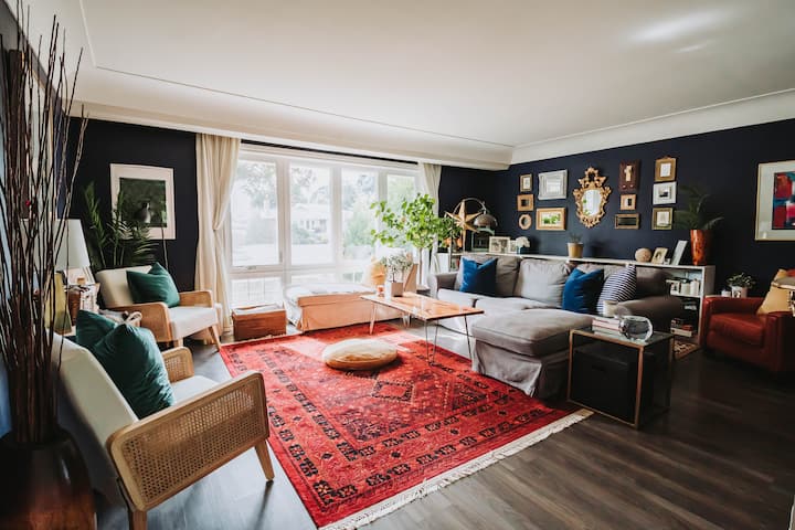 Interior Decorator's Home! Walk To Restaurants/bar - Kitchener