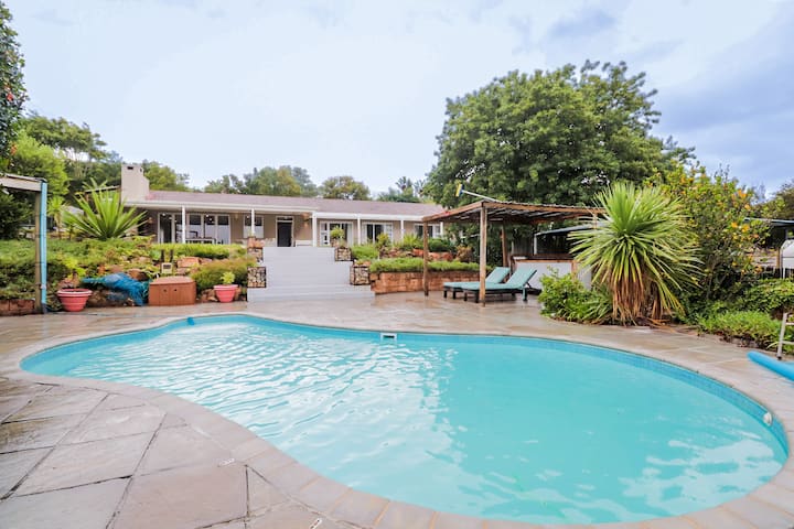 Family Home W/ Hot Tub, Pool, Bar, Jumping Castle - Knysna