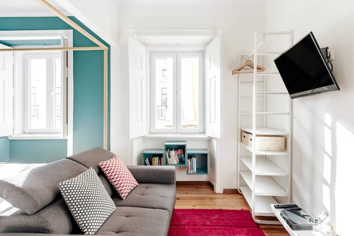 Colourful Alfama Apartment - Lisbon