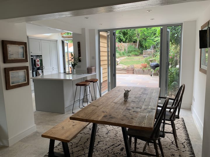 Newly Renovated, Rural Country Cottage – Sleeps 4 - Godalming