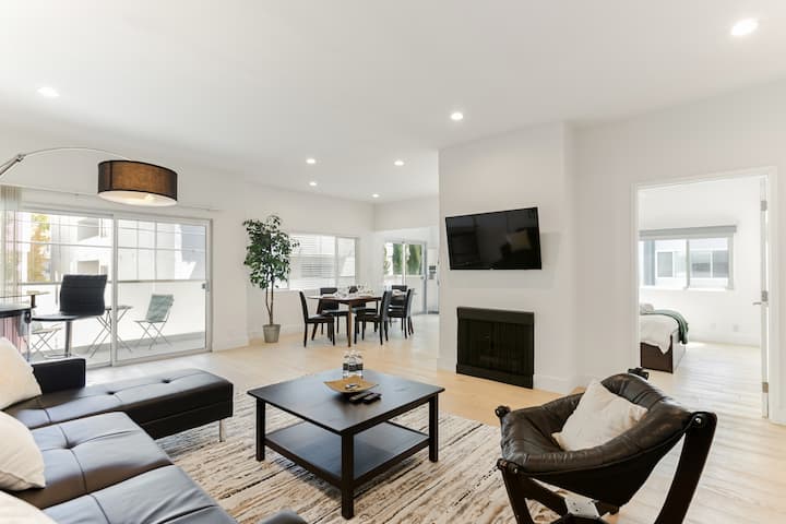 T205 -Luxe, Remodeled 3 Bd/2 Ba Condo With Parking - Beverly Hills, CA