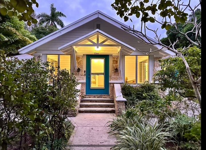 Charming Grove Cottage 2 Blocks From Biscayne Bay - Coral Gables, FL