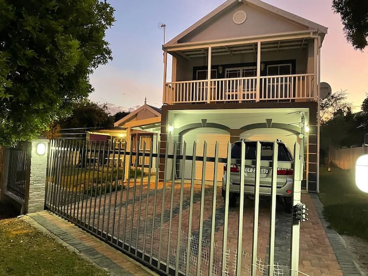 Large Family Home Between Golf Course And Beach - Kleinmond