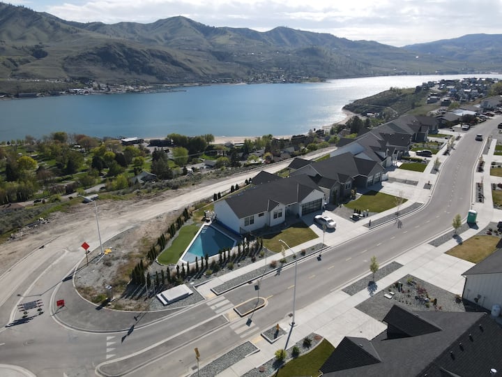 Modern Golf Course Farmhouse - Chelan, WA