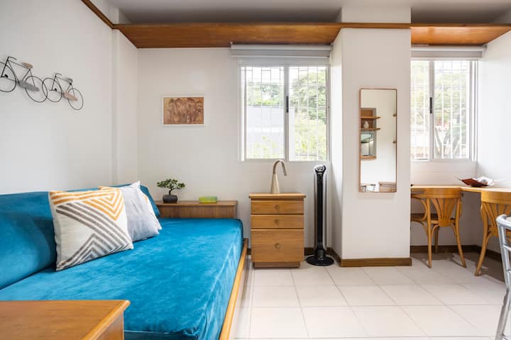 Gorgeous Studio At Poblado. Best Airbnb Location! - Medellín