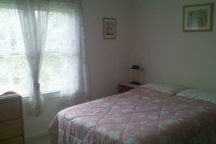Rooms Near Gillette Stadium & Plainville Casino - Foxborough, MA