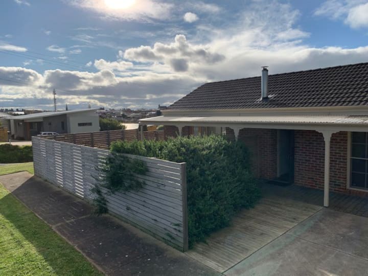 Excellent Location!! Holiday Townhouse - Warrnambool