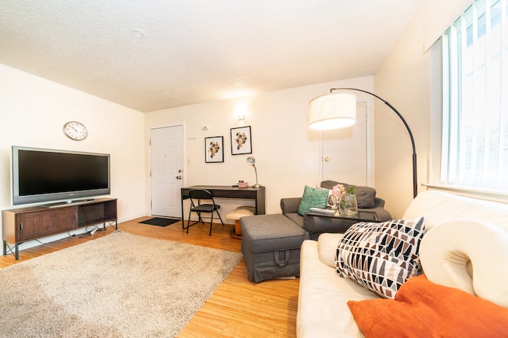 Quiet, Secure 2-bdrm Near Medical Centers - Sacramento, CA