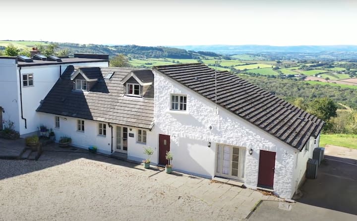 Incredible Views, Hot Tub, Spacious Living Areas - Chepstow