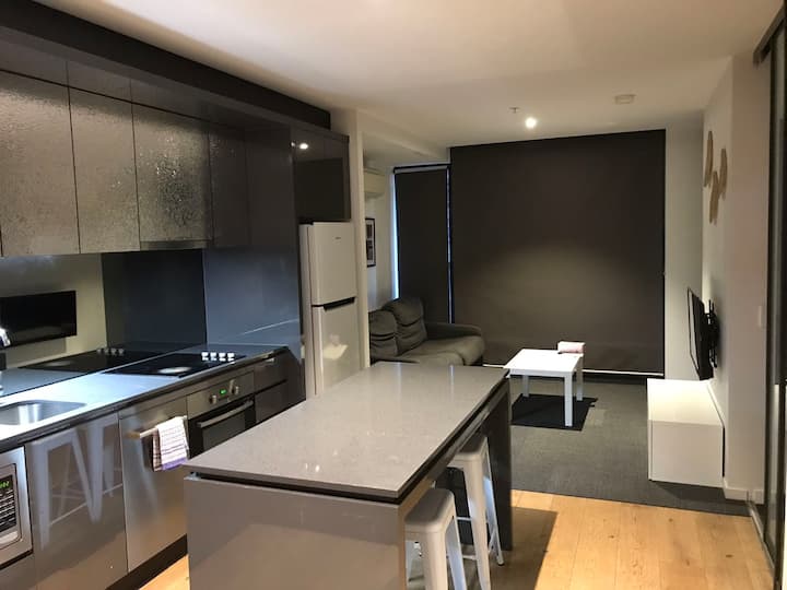 Large Cbd 2 Beds 1 Bath Apt, High Level - 윌리엄스타운