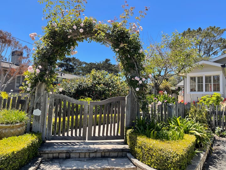 3br-2. 5ba Con Encanto, Inmaculada, Carmel Privada Inicio - Carmel-by-the-Sea, CA