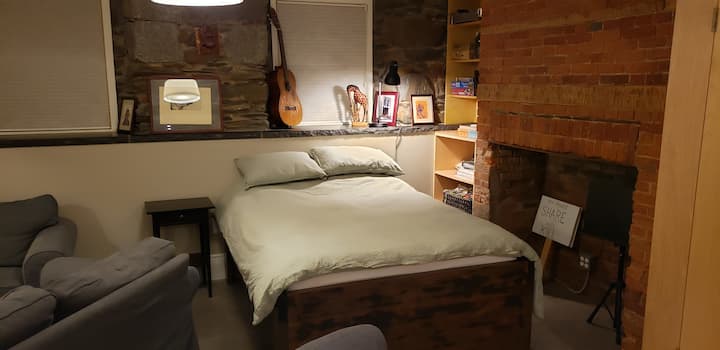 Modern 1858 Apartment, W/ Music Studio & Workshop - Halifax