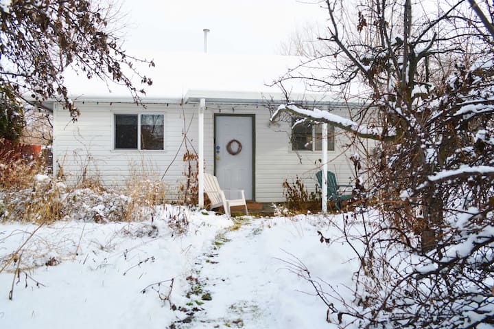 The Garden Cottage Whole House @Madewithlove Farm - Kamloops