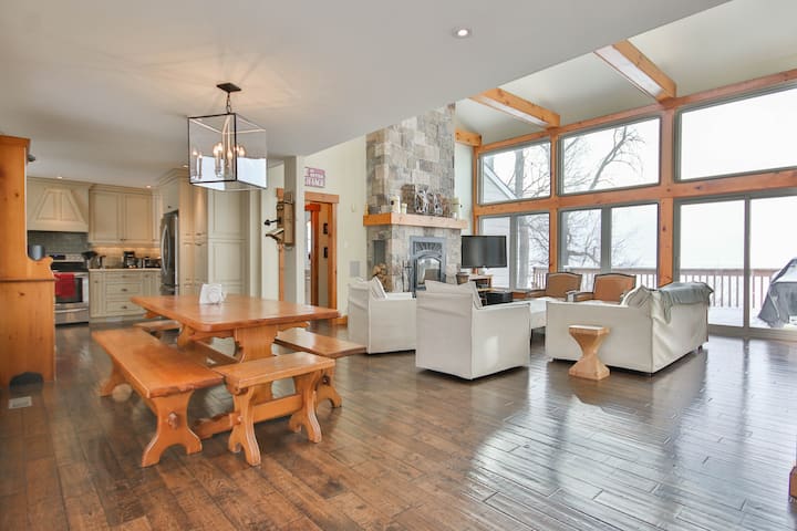 Stunning Waterfront Cottage - Kawartha Lakes