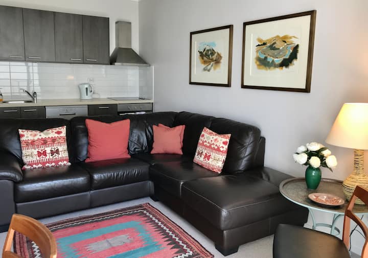 Quiet, Sunny Grey Lynn Apartment With  Parking - Auckland