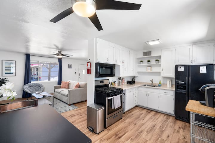 Private Yard, 2 Bedrooms, Dog Friendly! Live&work! - Phoenix, AZ