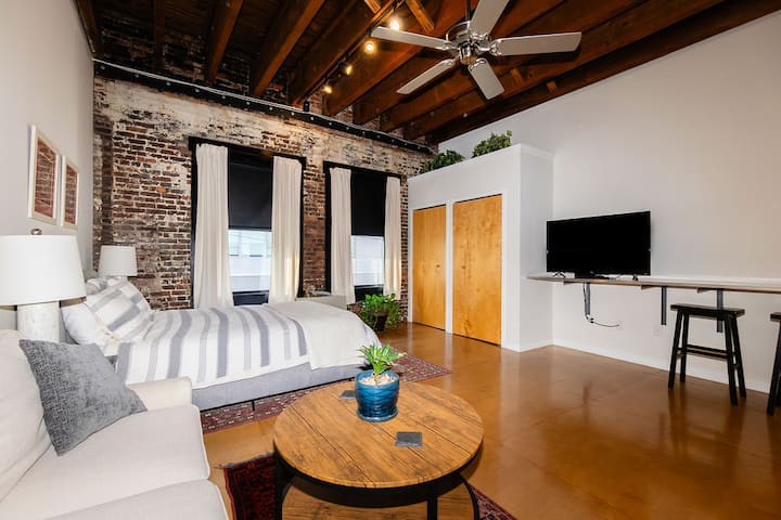 Modern Studio Loft W/ Parking In Perfect Location - Maine