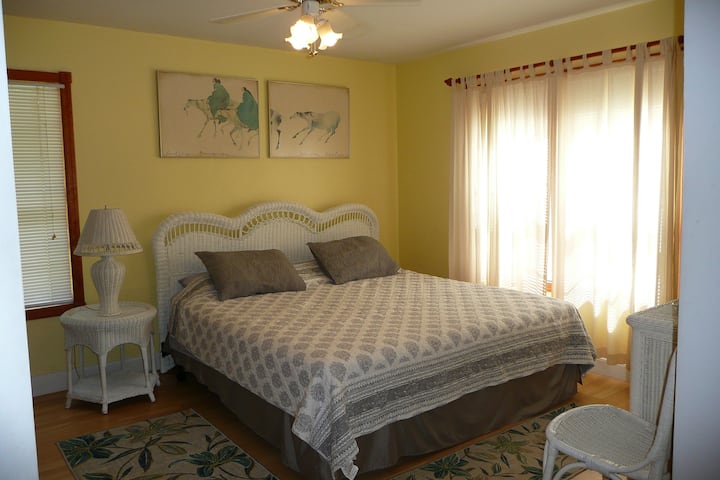 Quiet Spacious Home Near Tallahassee Mall - Tallahassee, FL