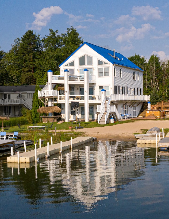 Campau Lake Single Level Lake Access Games Hot Tub - Grand Rapids, MI