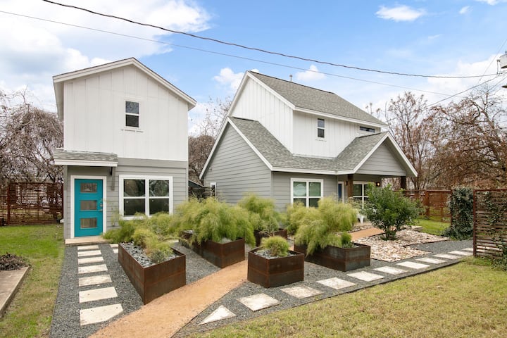 8br Compound • Walk To Bars • Sleeps Large Groups - Austin, TX